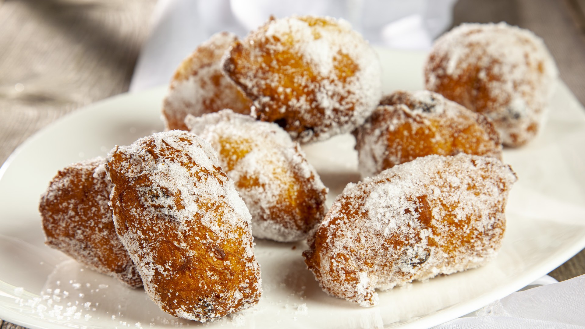 Crispeddi ca' passula - Ricette Casa Pappagallo