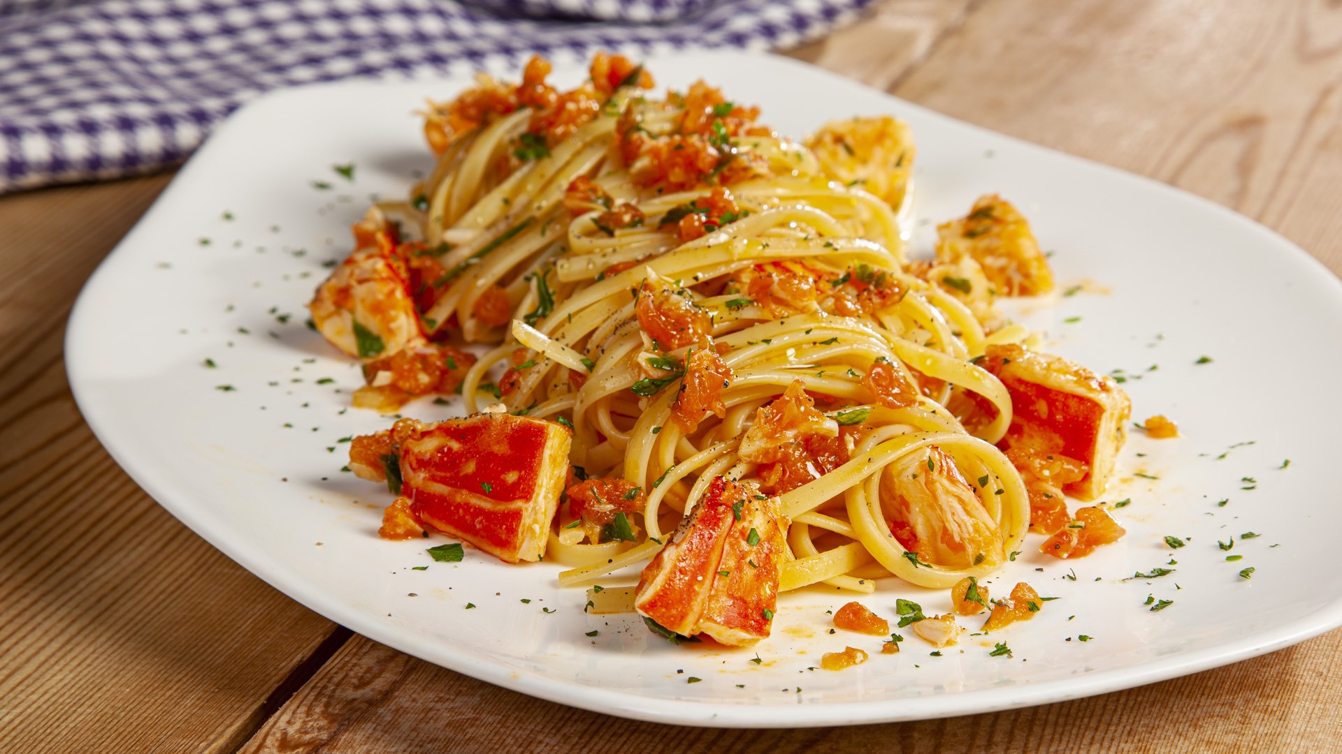 Linguine rosse all'aragosta - Ricette Casa Pappagallo