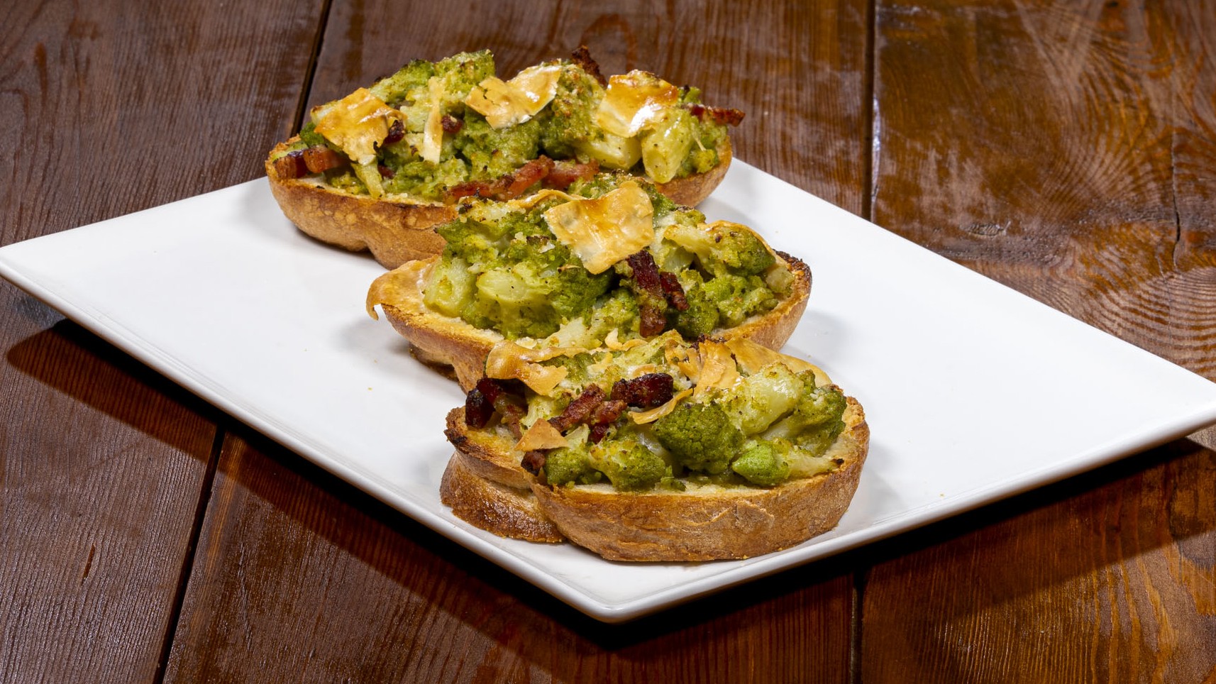 Crostoni con cavolo romano e formaggio - Ricette Casa Pappagallo